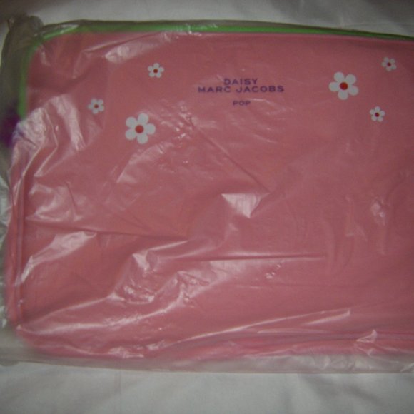 Marc Jacobs | Bags | Marc Jacobs Daisey Pop Laptop Bag Pink Neoprene ...